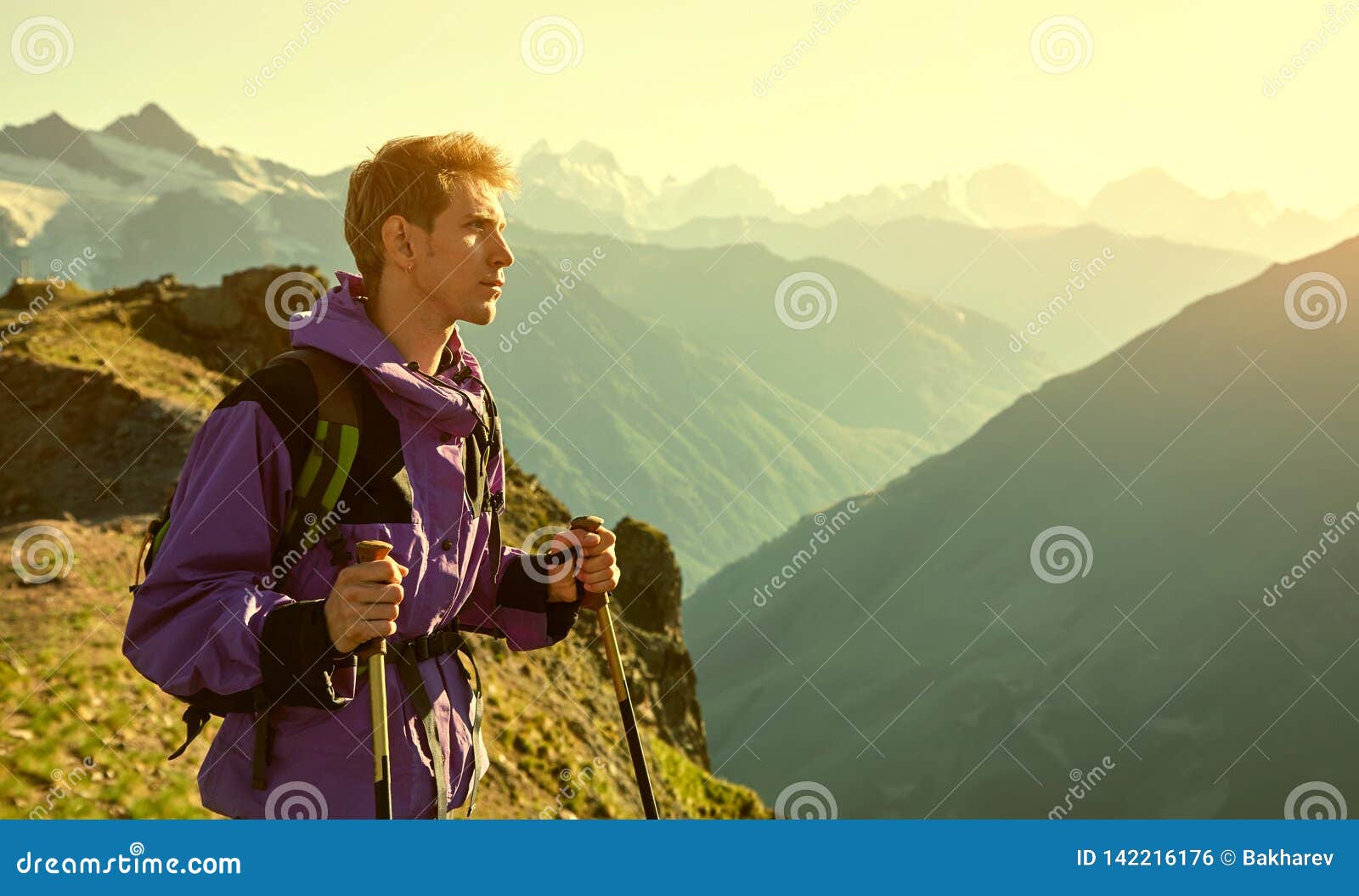 Bergsteiger Auf Spur in Den Bergen Ein Mann Mit Rucksack in Einer ...