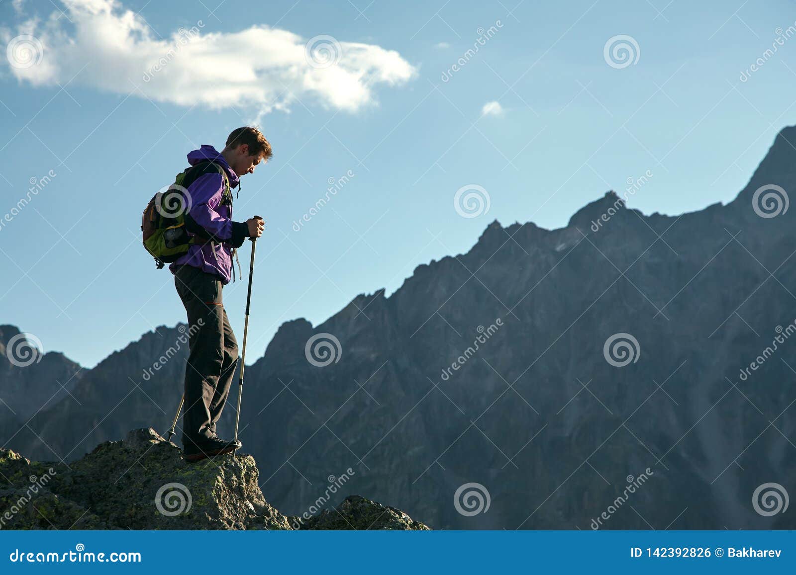 Bergsteiger Auf Spur in Den Bergen Ein Mann Mit Rucksack in Einer ...