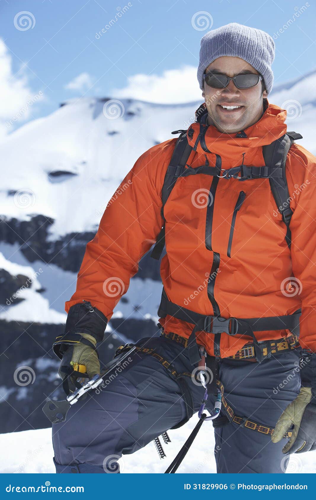 Bergsteiger, Der Gegen Snowy-Berge Steht Stockfoto - Bild von ...