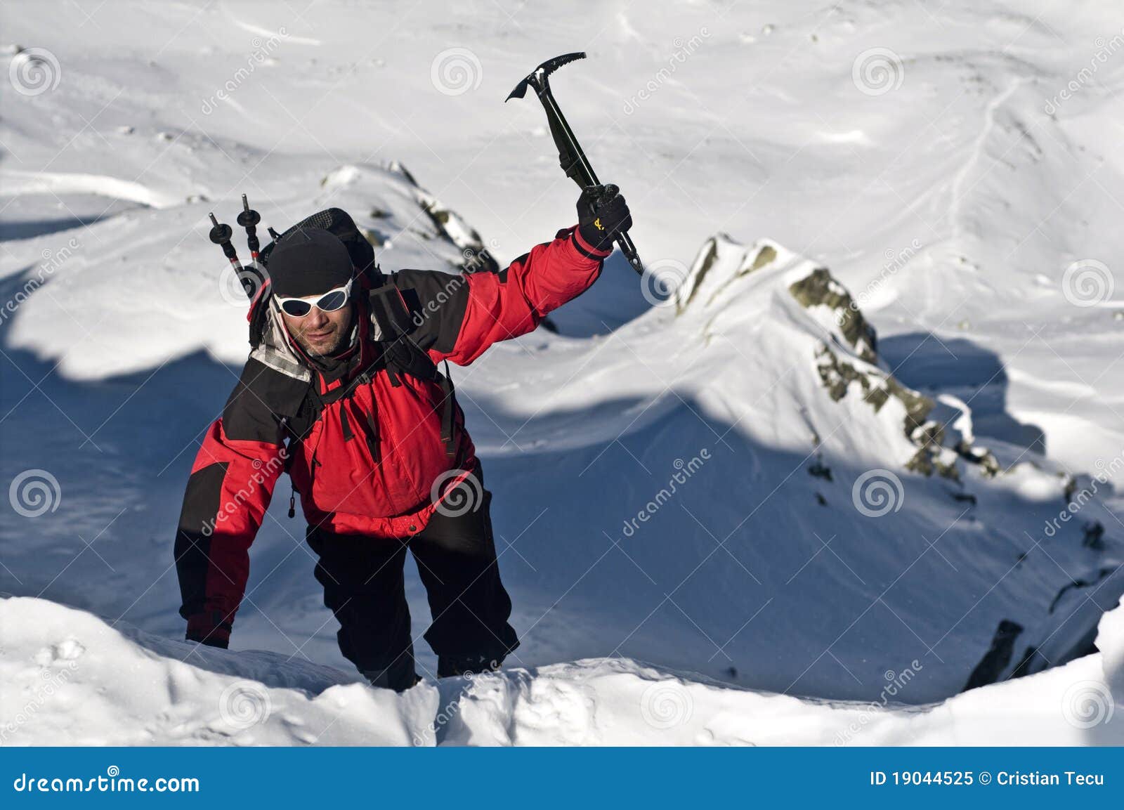 Bergsteiger in der Sonne stockbild. Bild von schön, steigeisen - 19044525