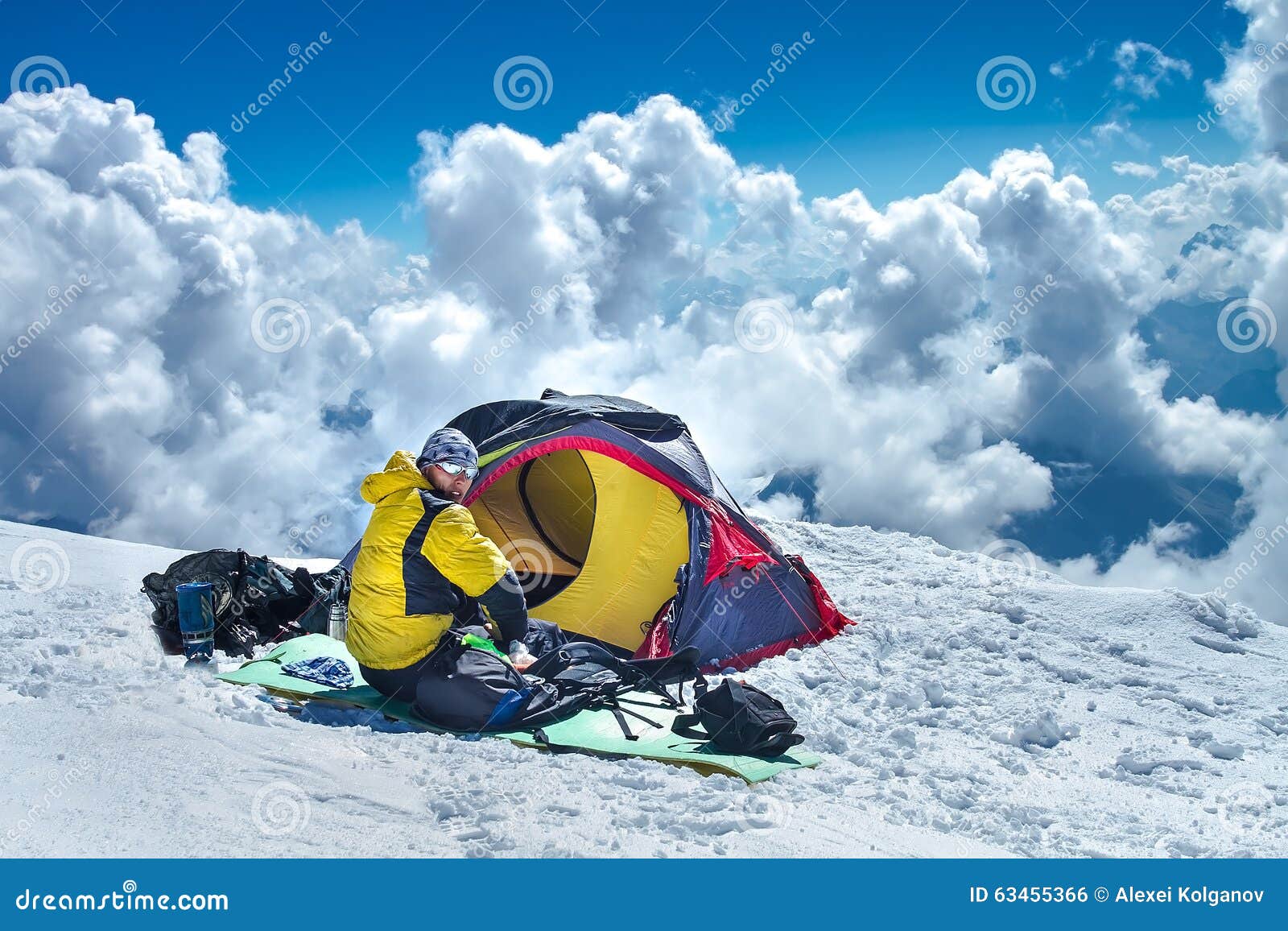 Bergsteiger in Modernem Niedrigem Lager Von Elbrus-Berg Stockfoto ...