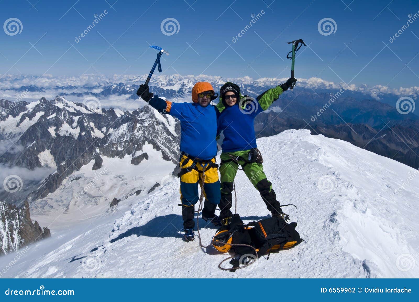 Bergsteiger oben auf Alpen stockfoto. Bild von schnee - 6559962