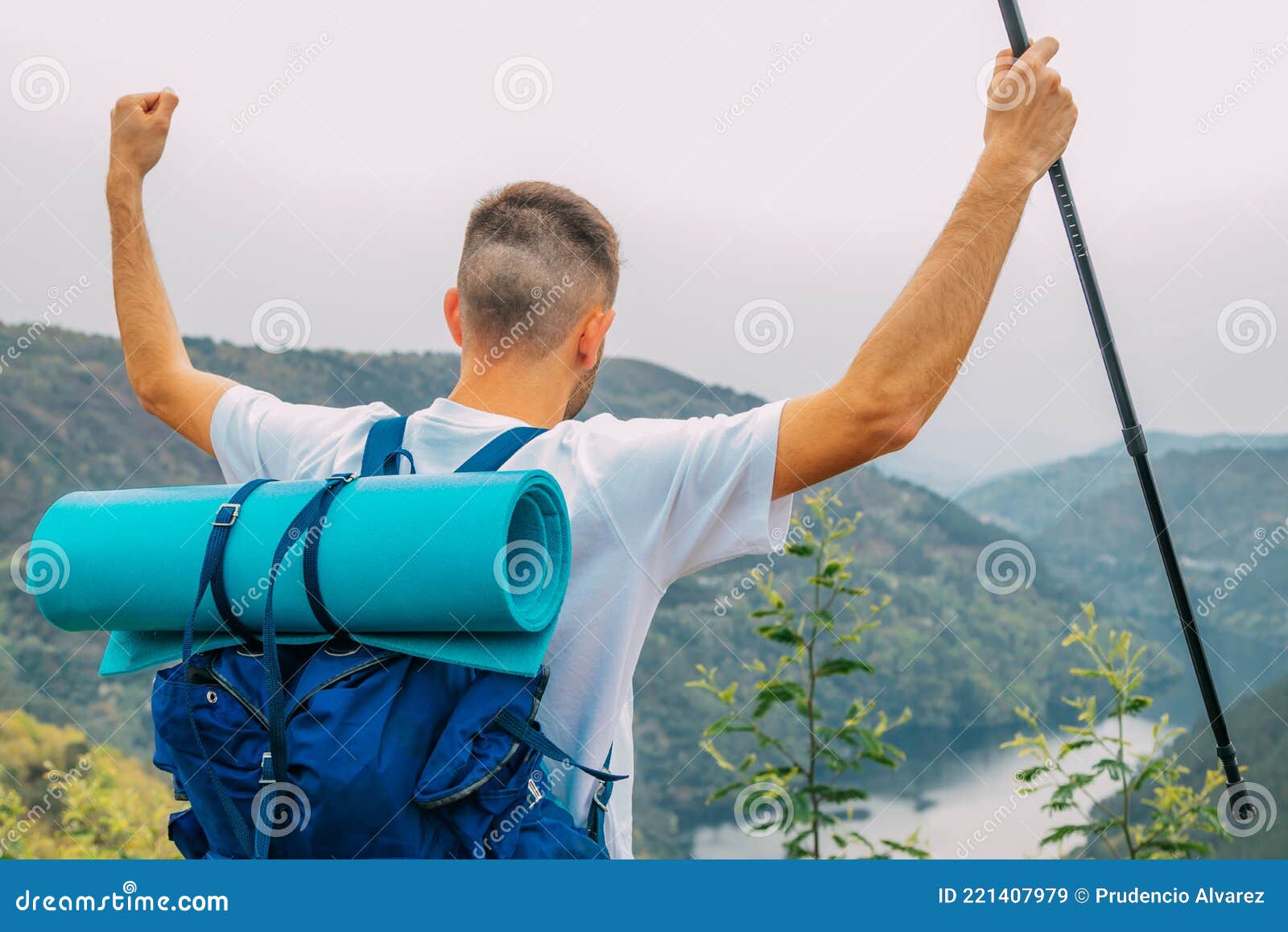 Bergwanderer Mit Rucksack Und Armen in Der Luft Stockbild - Bild von ...