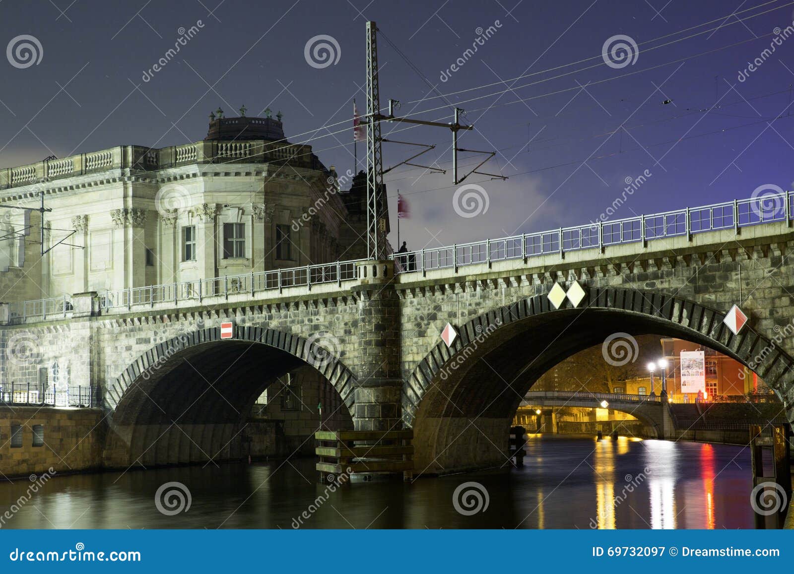 Berlin Bridge Museumsinsel stock afbeelding. Image of brug - 69732097