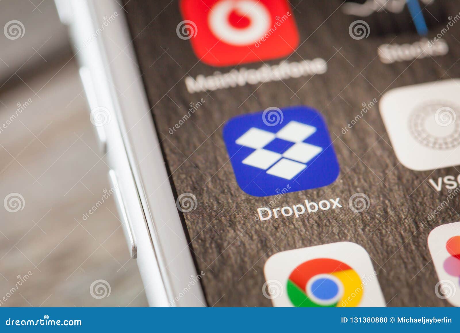 Close Up To App on IPhone 7 Screen Editorial Image - Image of internet ...