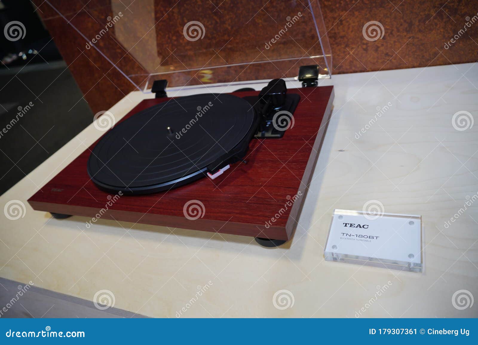 Digital turntable editorial photo. Image of design, label - 179307361