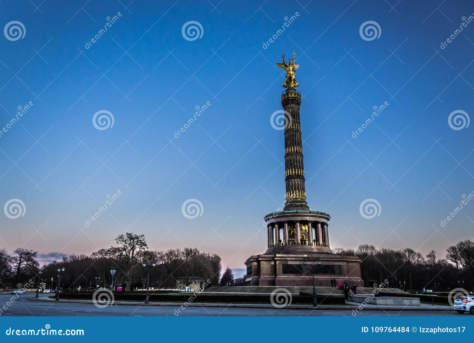 Berlin Victory Column Con Cielo Blu Fotografia Stock - Immagine di ...