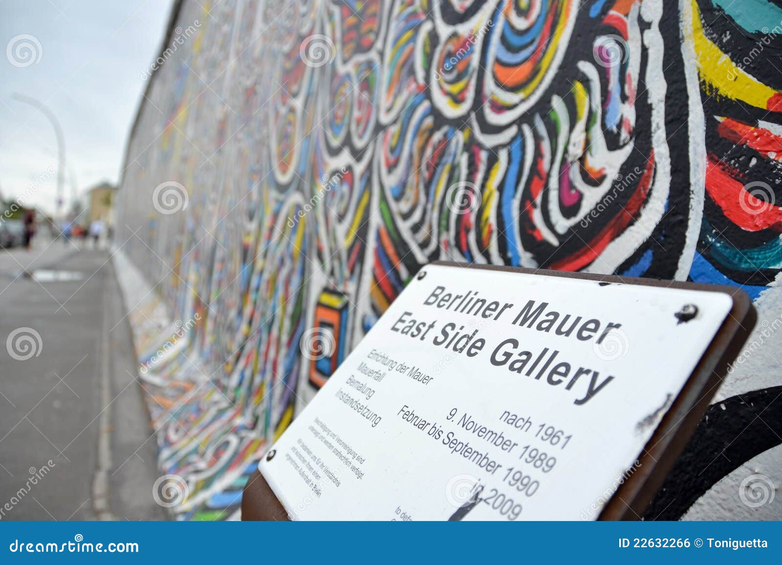 Berlin wall sign editorial photo. Image of division, architecture ...