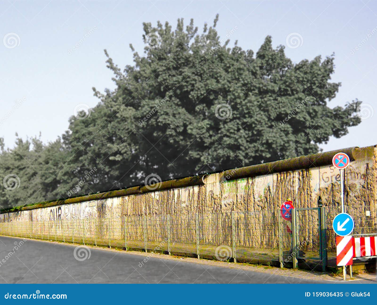 Berlin Wall Was a Guarded Concrete Barrier that Physically and ...