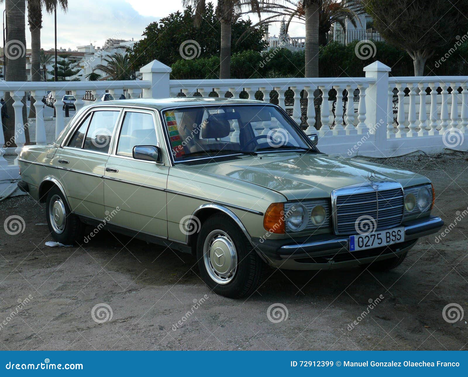 Berline Vert Clair De Mercedes-Benz 200 Image stock éditorial - Image ...