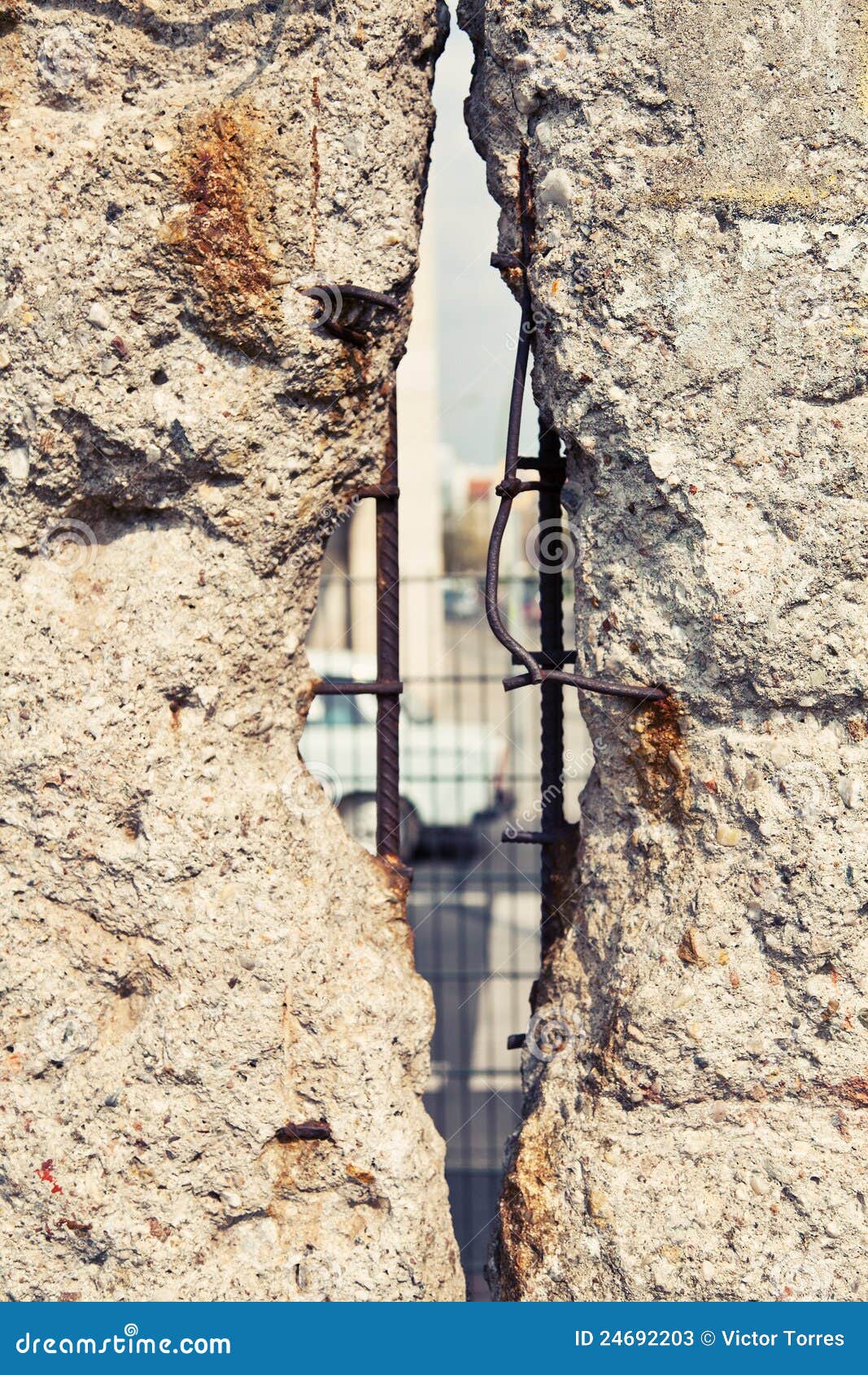 Berliner Mauer gebrochen stockbild. Bild von gatter, freiheit - 24692203
