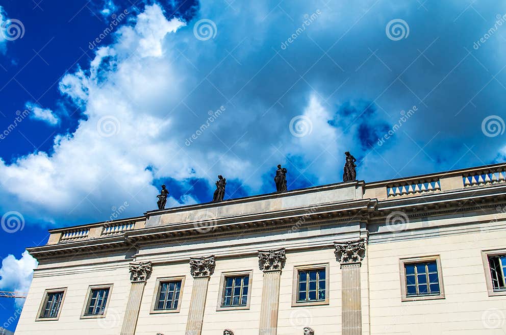 Berlitz 库存图片. 图片 包括有 逆旋风, 拱道, 云彩, 窗帘, 亚伯德, 字符, 夜间, 使馆 - 44067105