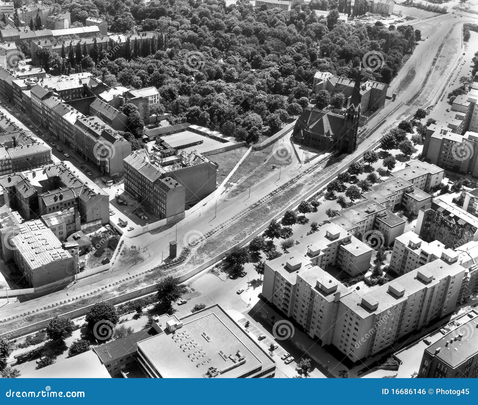 Bernauer Strasse à Berlin Est De L'air Photo stock - Image du matrice ...