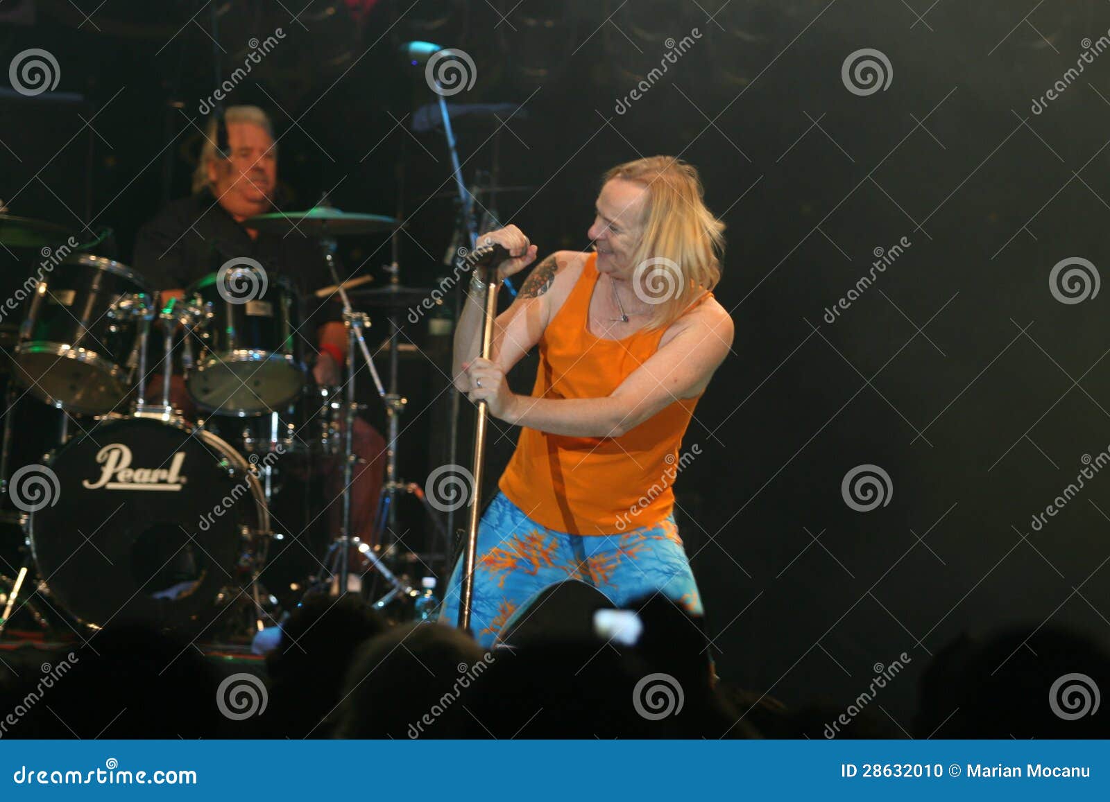 Bernie Shaw editorial image. Image of concert, shaw, microphone - 28632010