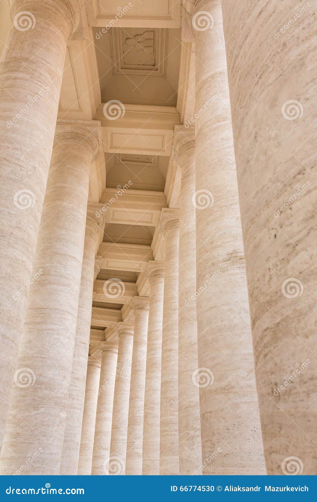 Berninis Kolonnade Im Marktplatz San Pietro Stockfoto - Bild von ...
