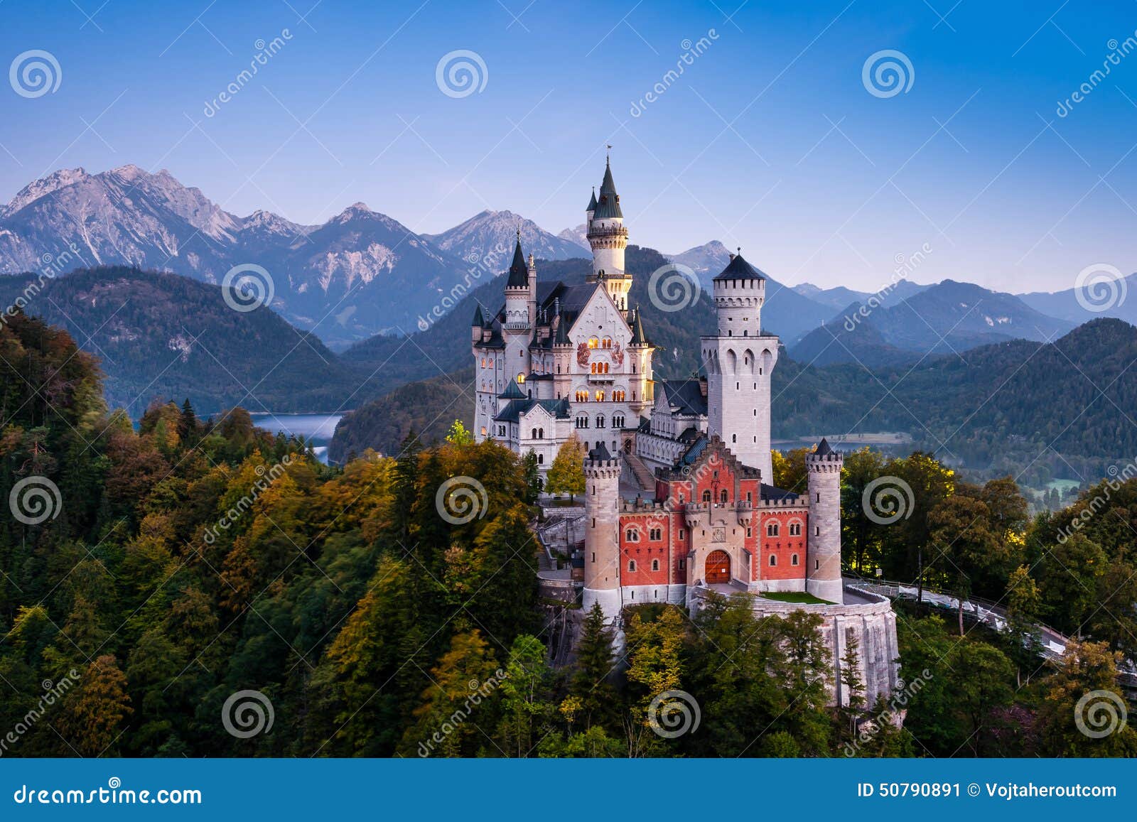 Beroemd Neuschwanstein-Kasteel in Beieren, Duitsland Stock Afbeelding ...