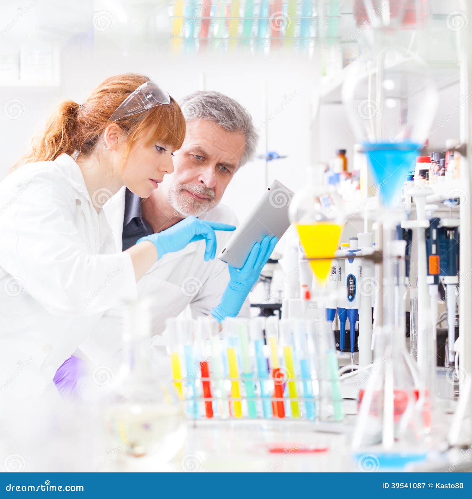 Beroepsbeoefenaars in Laboratorium. Stock Afbeelding - Image of ...