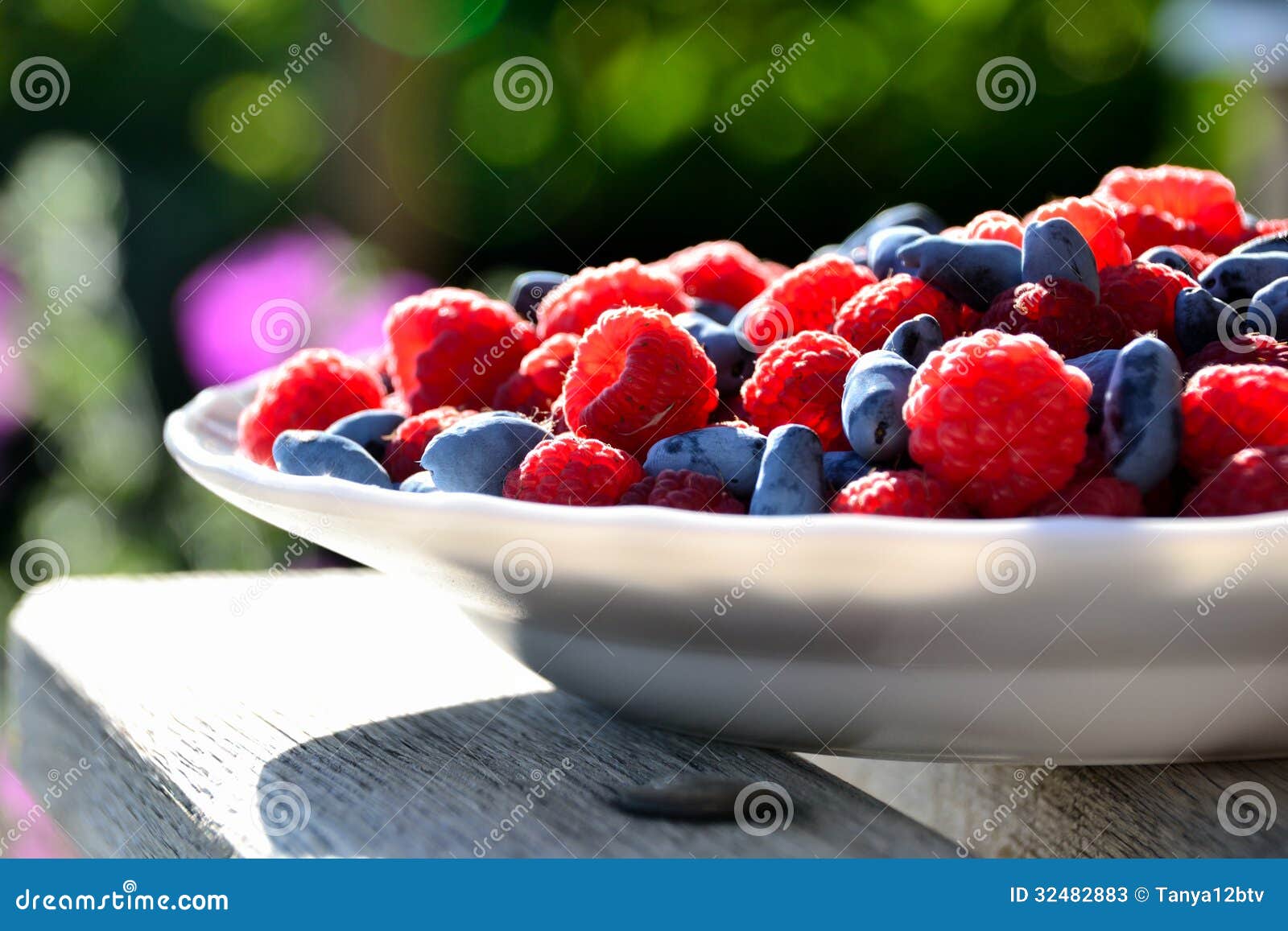 Berries on the plate stock image. Image of blue, plate - 32482883