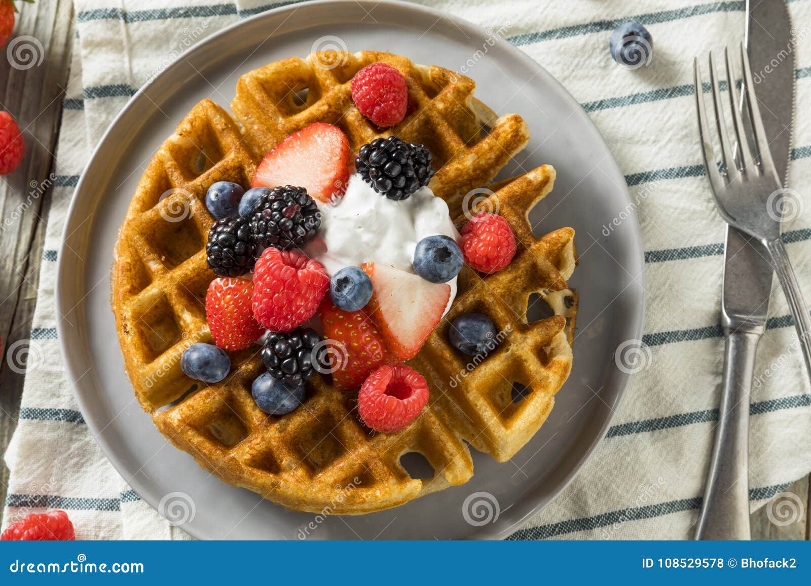 Berry Belgian Waffle Hecho En Casa Dulce Foto de archivo - Imagen de ...