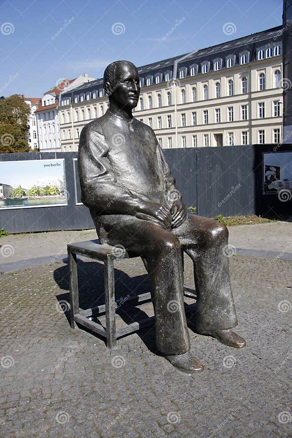Bert Brecht editorial photo. Image of germany, statue - 47583996