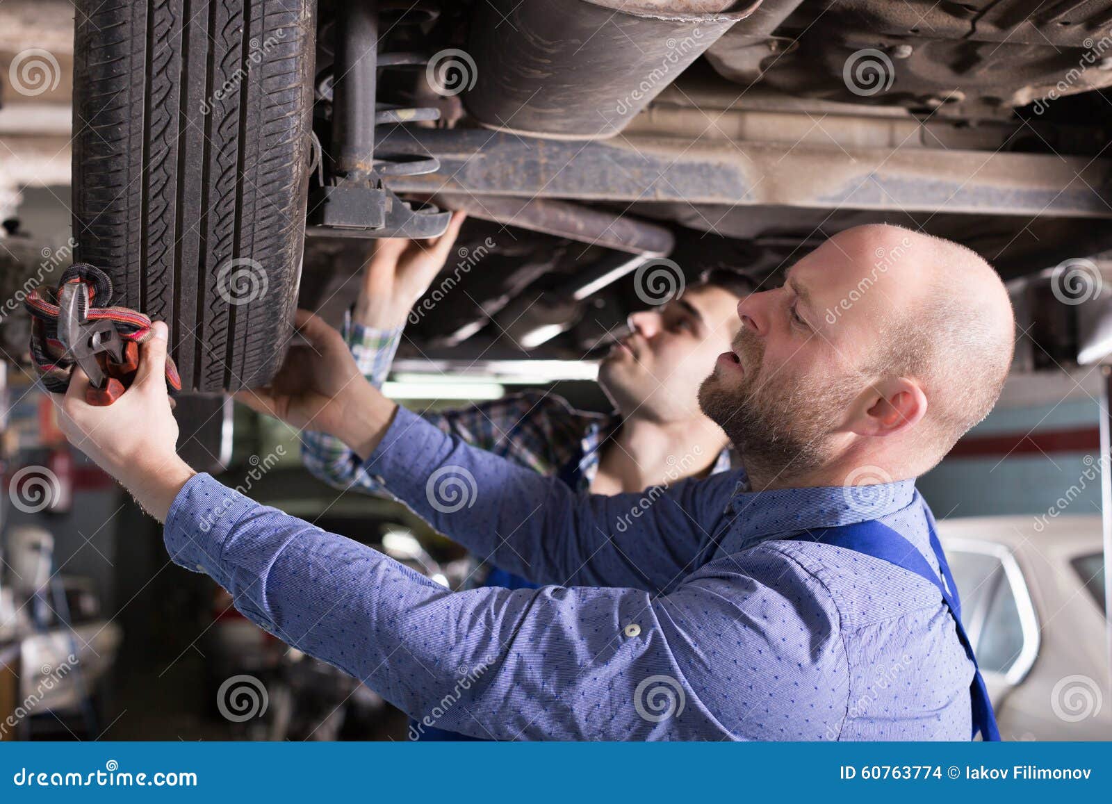 Berufsmechaniker, Die Auto Reparieren Stockfoto - Bild von mechaniker ...