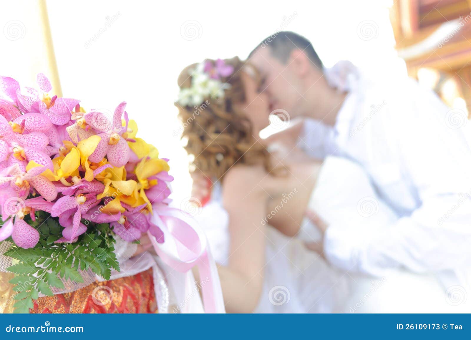 Besando Pares Acerque Al Templo Imagen de archivo - Imagen de gente ...