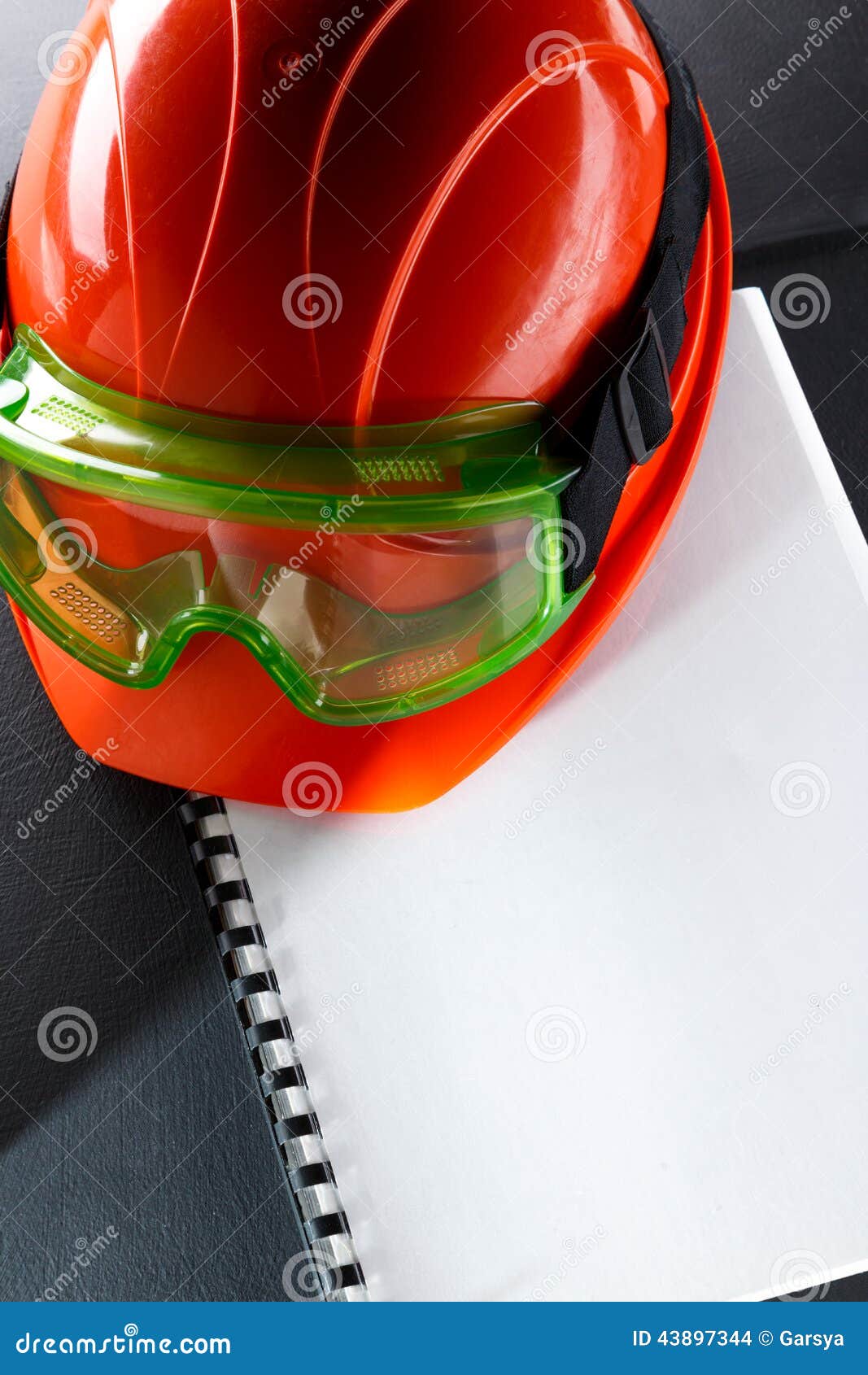Beschermende Brillen En Rode Helm Stock Foto - Image of rood, helm ...