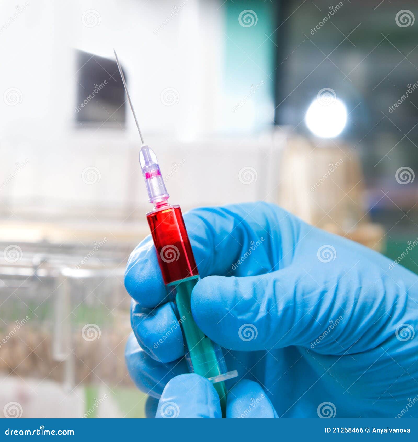 Beschikbare Spuit Voor Injectie Stock Foto - Image of rood, apparatuur ...