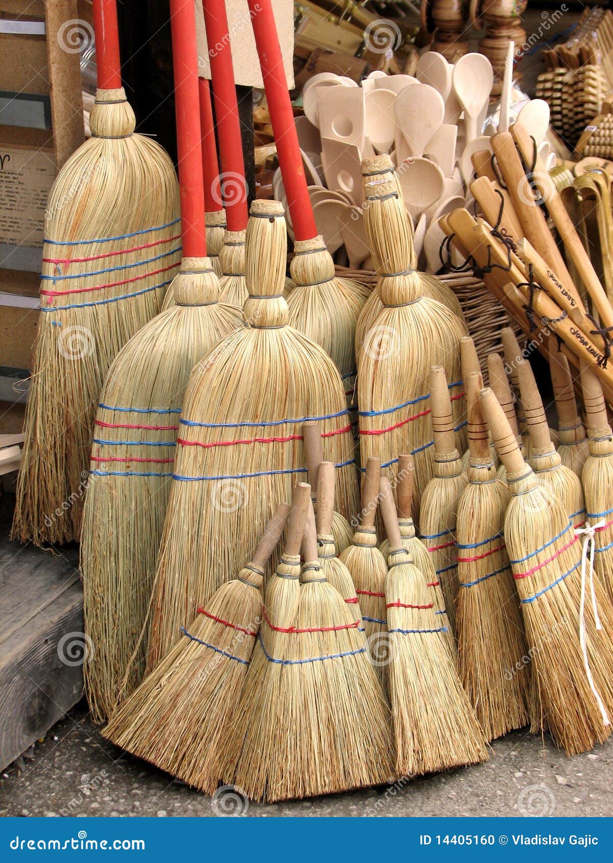 Besen stockfoto. Bild von standplatz, aufgaben, frei - 14405160