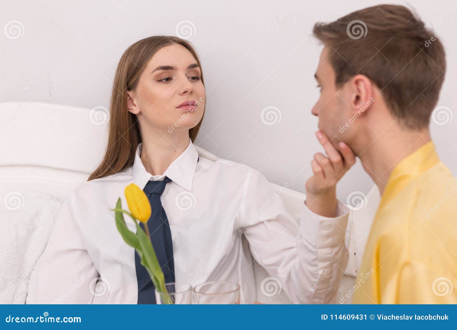 Beslutsam Kvinna Som Smeker Hennes Husmake Fotografering för Bildbyråer ...