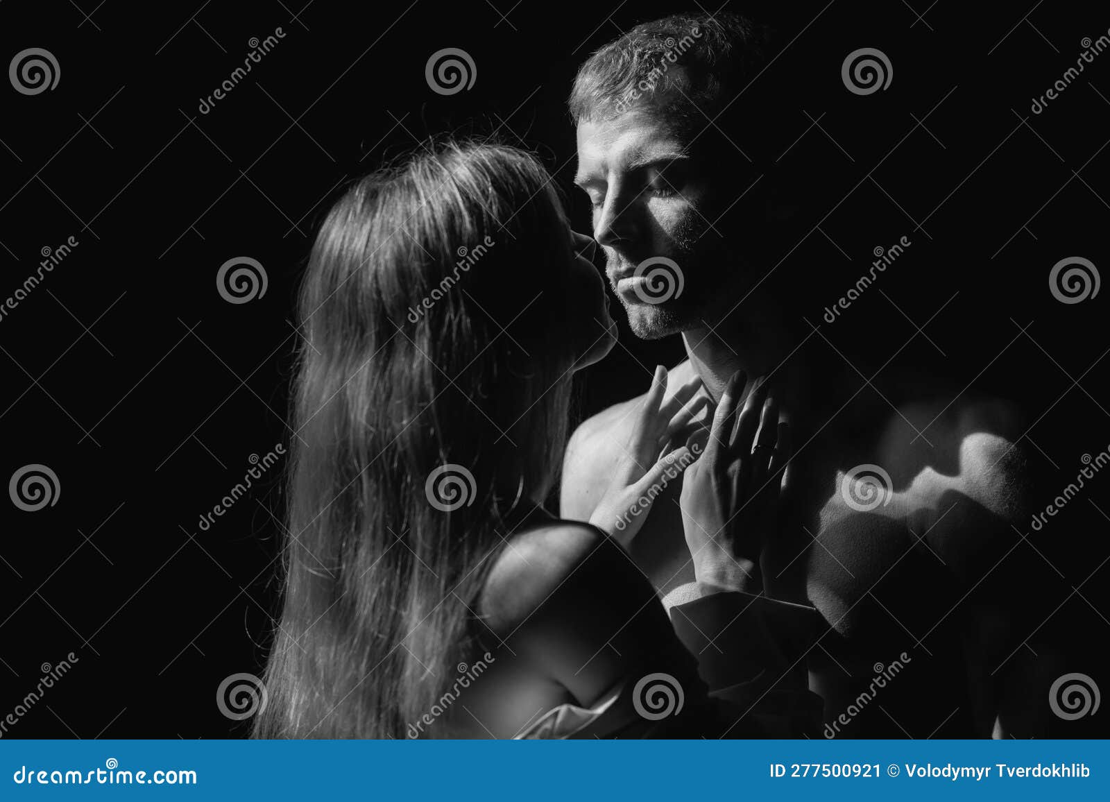 Beso Apasionado Pareja Enamorada Frente A Frente Abrazos Y Besos