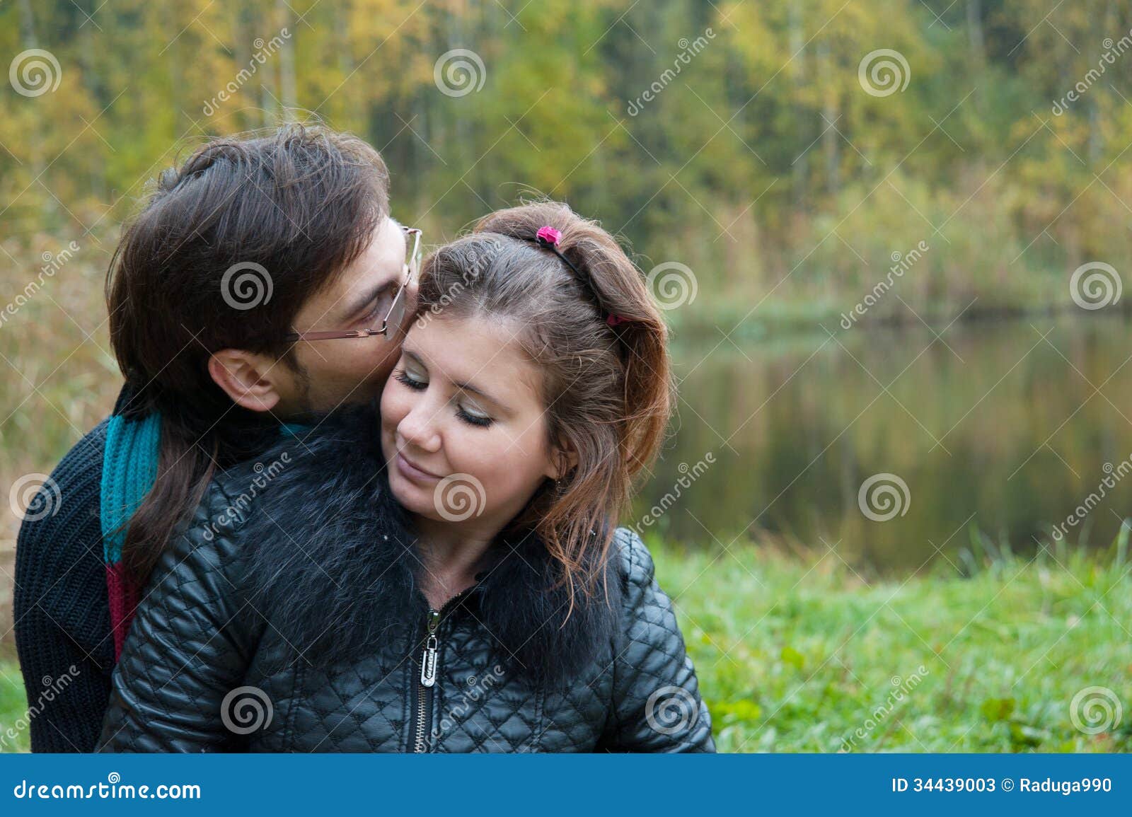Beso dulce imagen de archivo. Imagen de abrazo, casado - 34439003