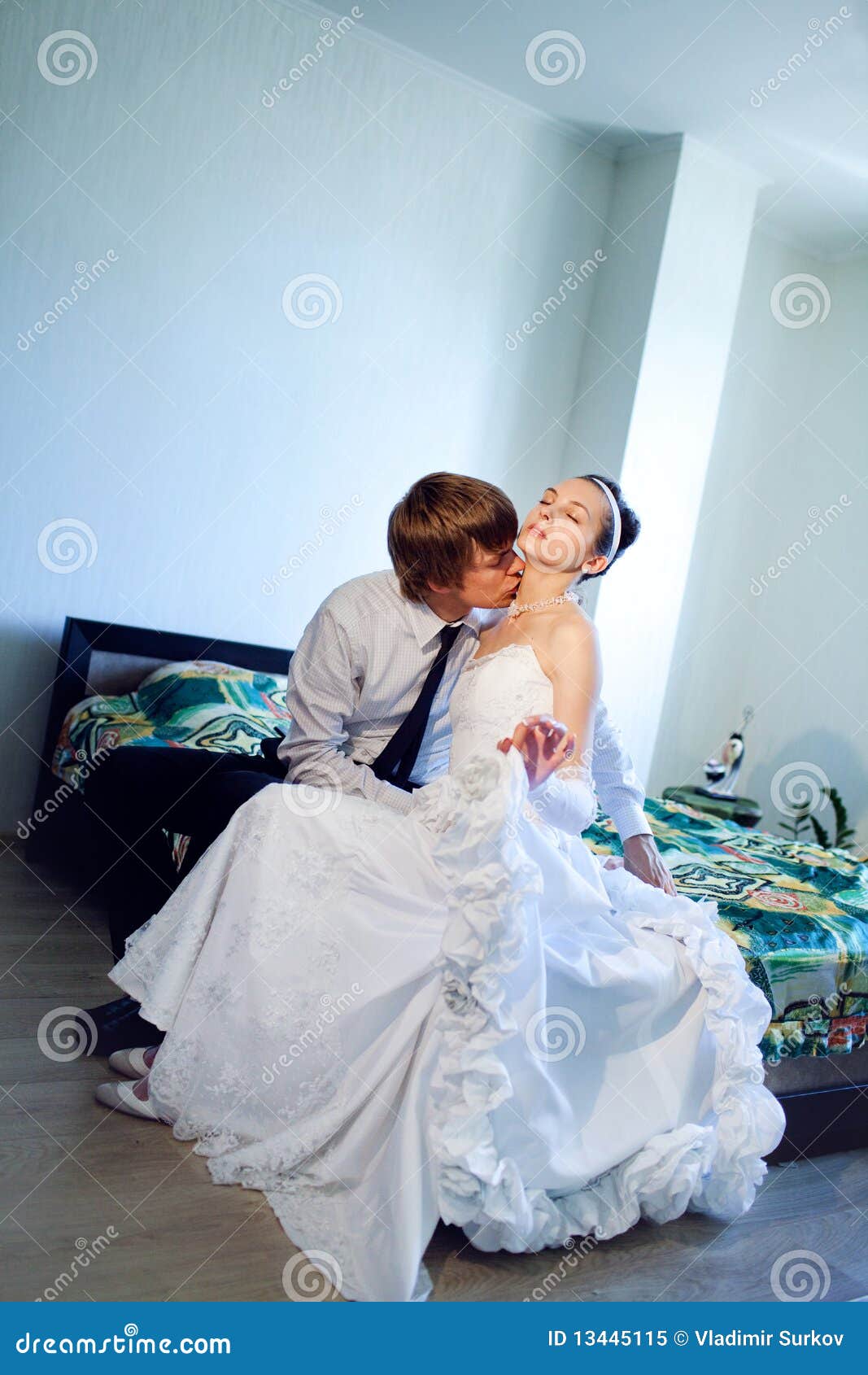 Beso en la cama imagen de archivo. Imagen de novia, feliz - 13445115