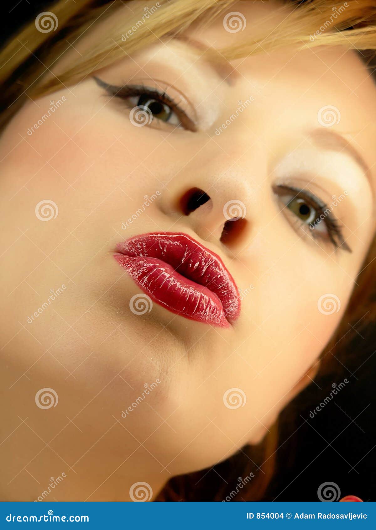 Beso - labios del primer foto de archivo. Imagen de blanco - 854004