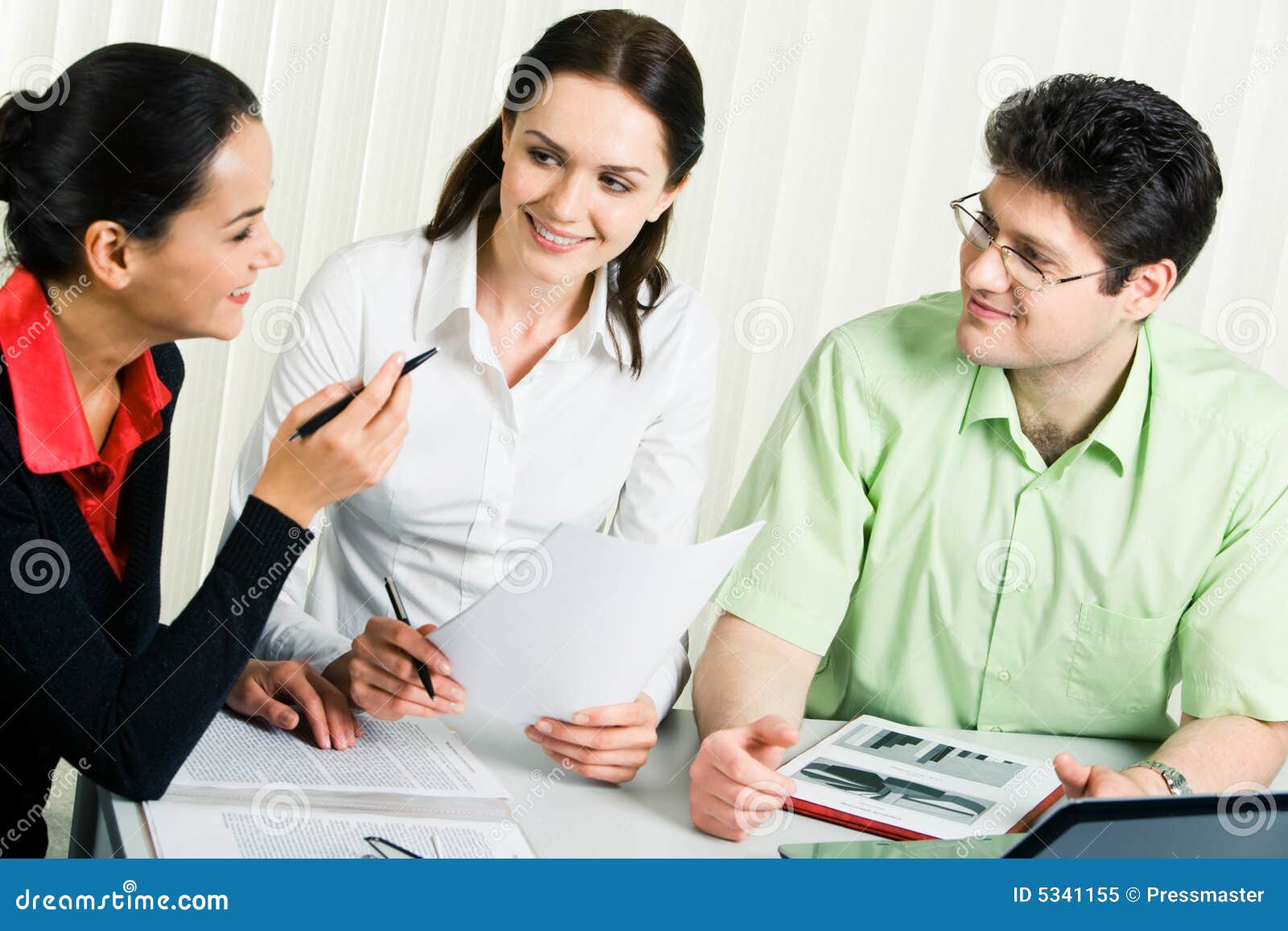 Bespreking stock afbeelding. Image of zakenvrouw, bureau - 5341155