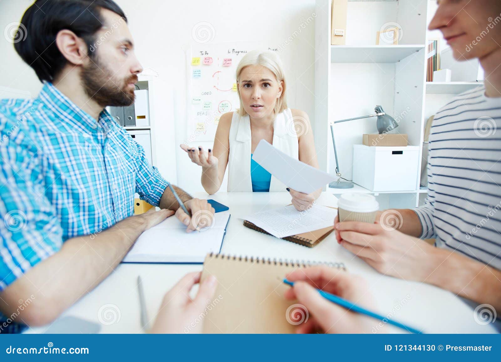 Bespreking bij briefing stock foto. Image of blocnote - 121344130