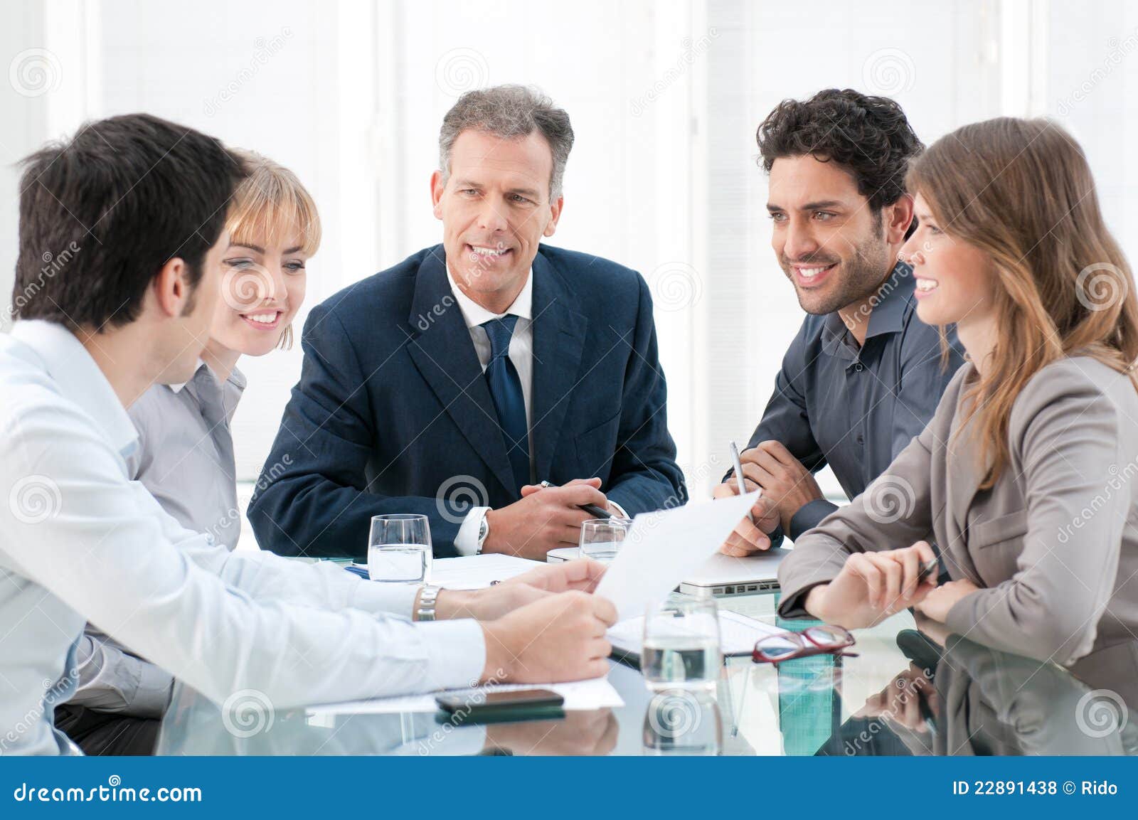 Bespreking en samenwerking stock foto. Image of kijk - 22891438