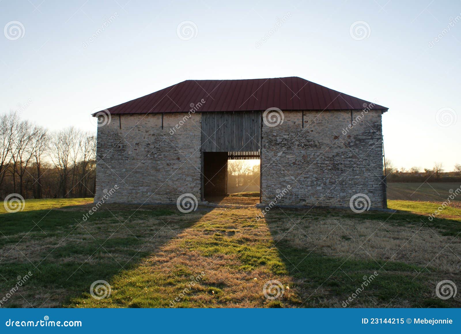 Old Stone Barn Royalty-Free Stock Photography | CartoonDealer.com #87284399