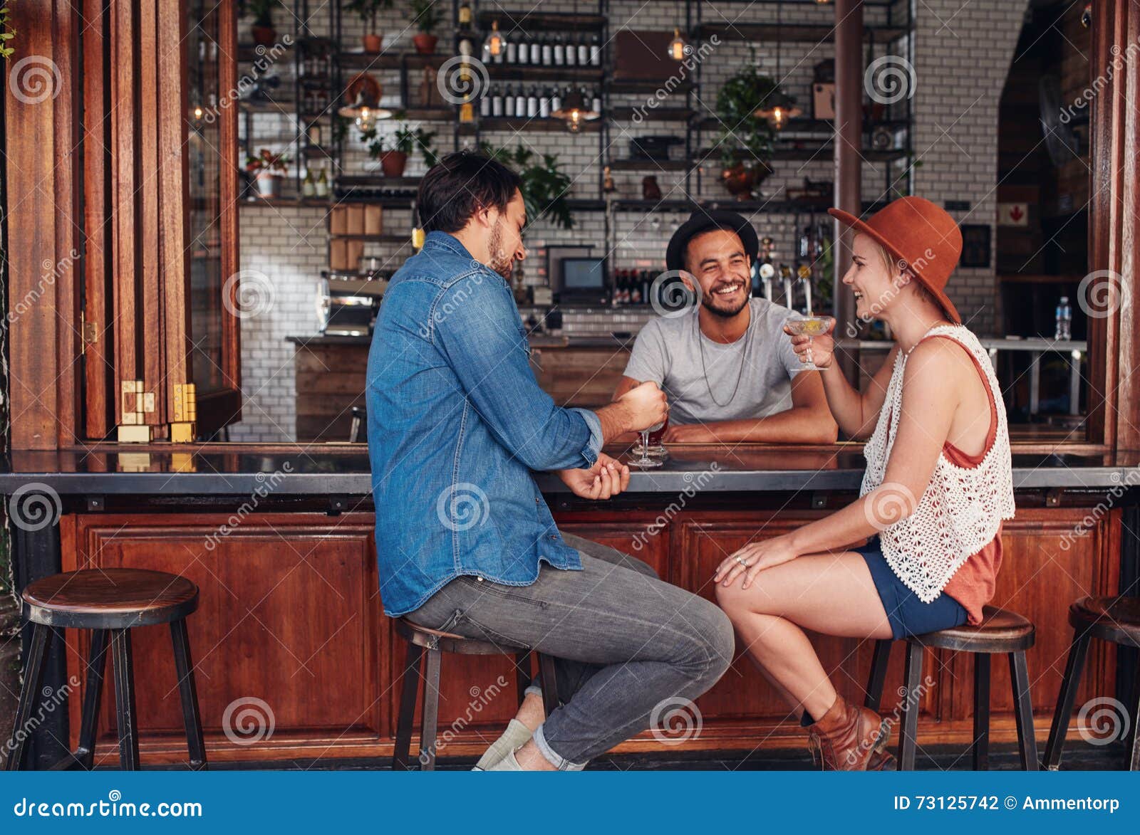 Beste Freunde, Die in Einer Kaffeestube Sich Treffen Stockfoto - Bild ...