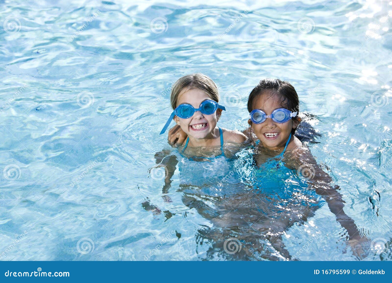 Beste Freunde Mädchen Die Im Swimmingpool Lächeln Stockbild Bild