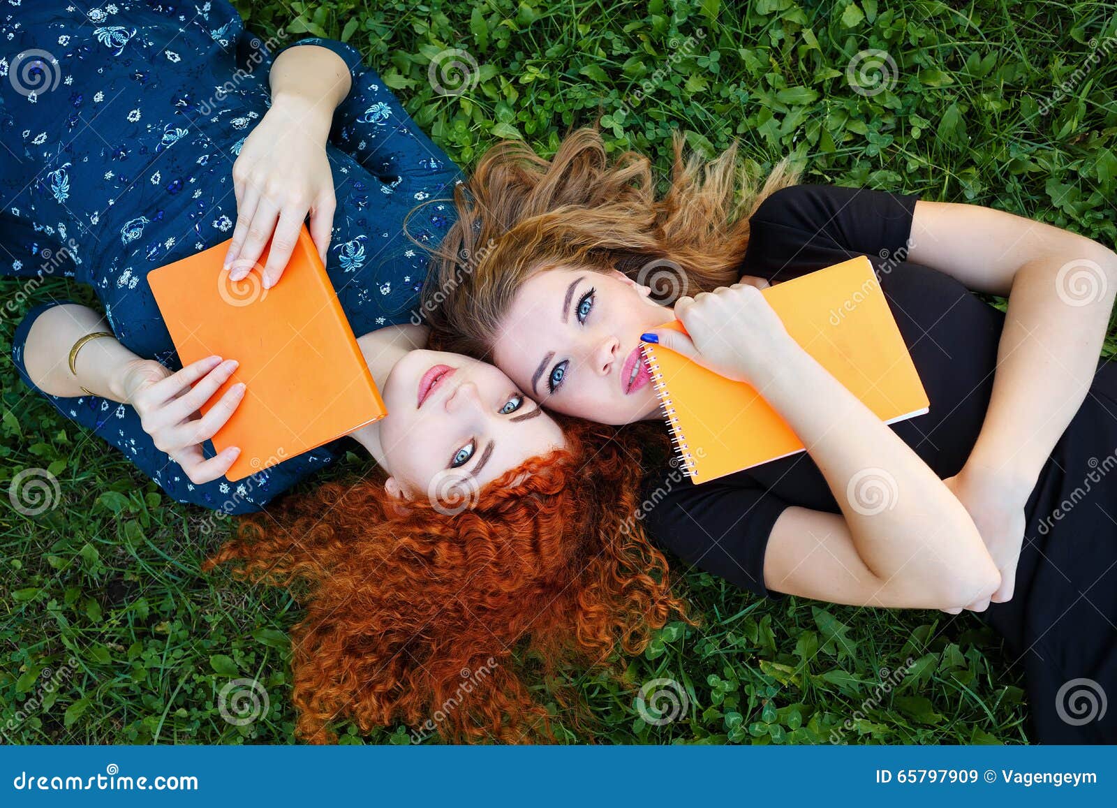 Beste Freunde Sind Studenten Auf Rasen Stockbild - Bild von glücklich ...