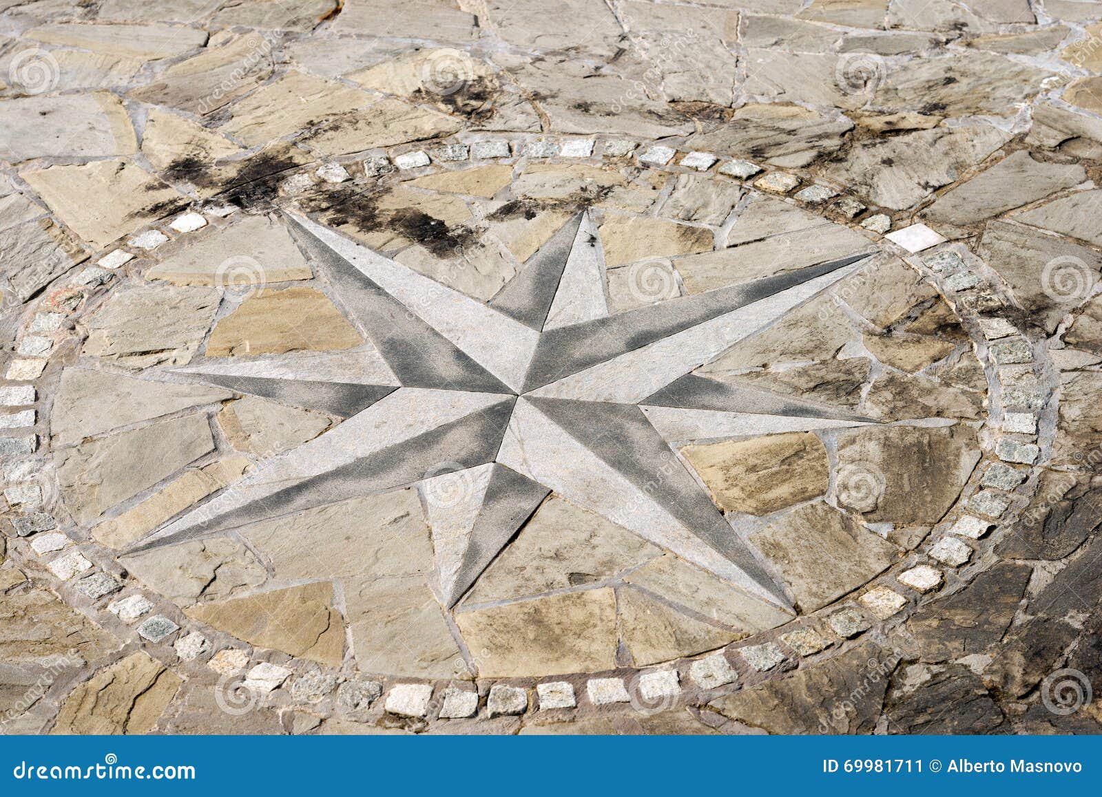 Bestratingssteen Met Windroos Stock Afbeelding - Image of reis ...