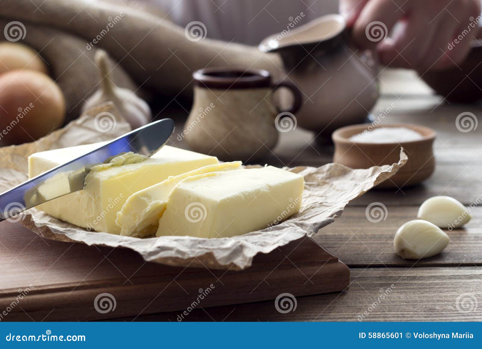 Bestreichen Sie Mit Einem Messer Und Einer Schale Mit Milch Mit Butter ...