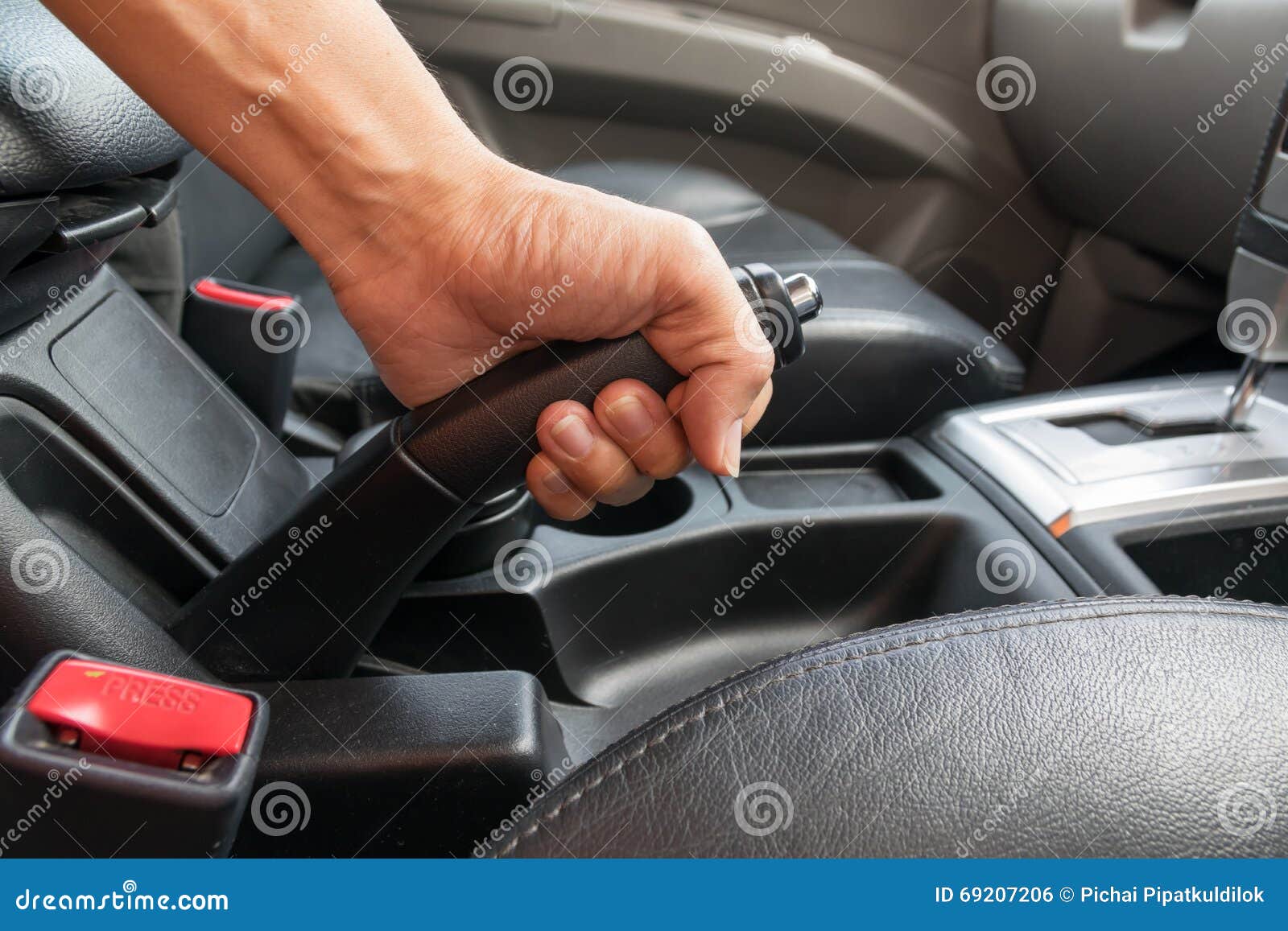 Bestuurder Die De Handrem in Auto Trekken Stock Foto - Image of ...