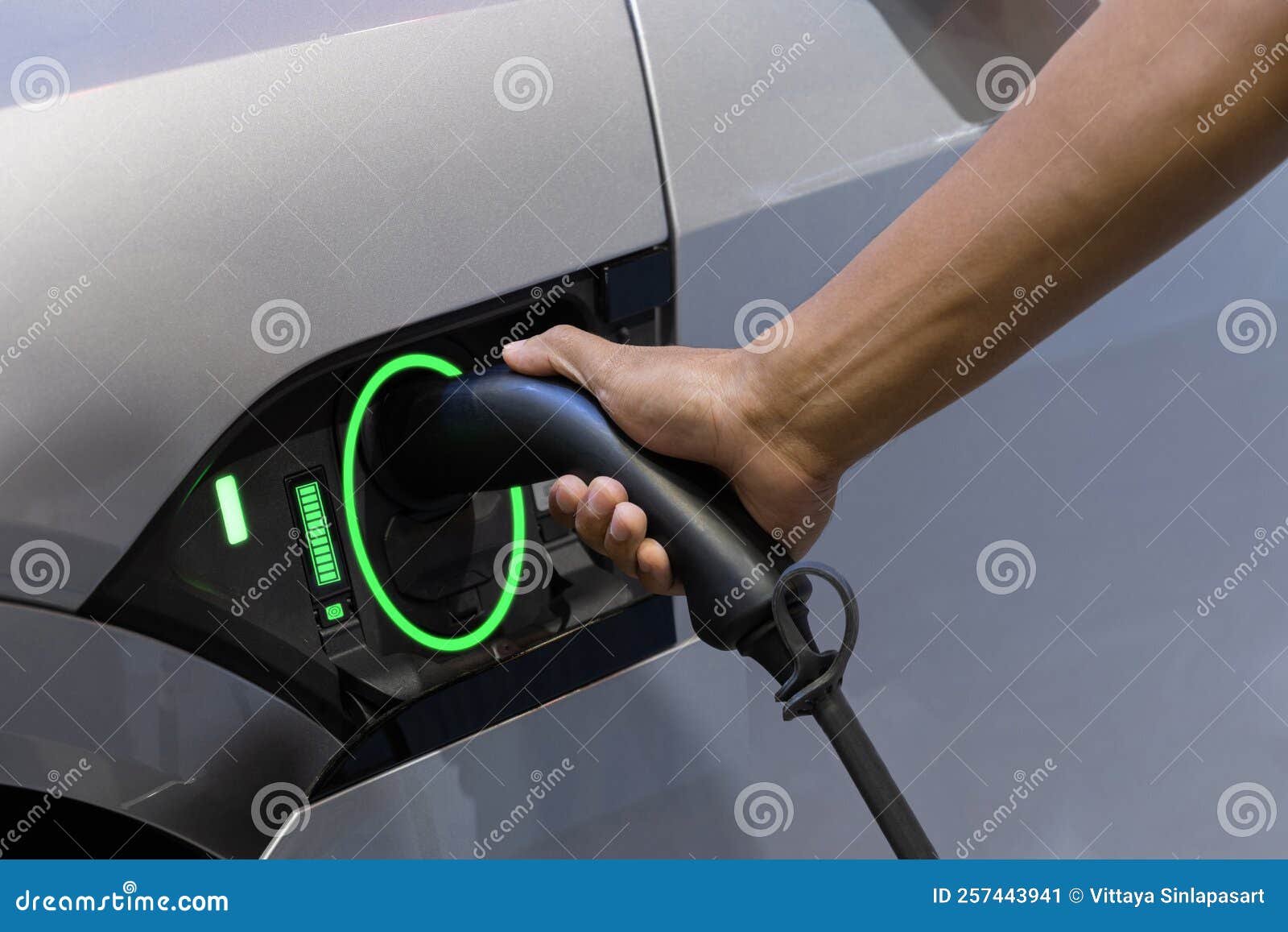 Bestuurdershand Vult Met Een Stopcontact Voor Het Laden Van Elektrische