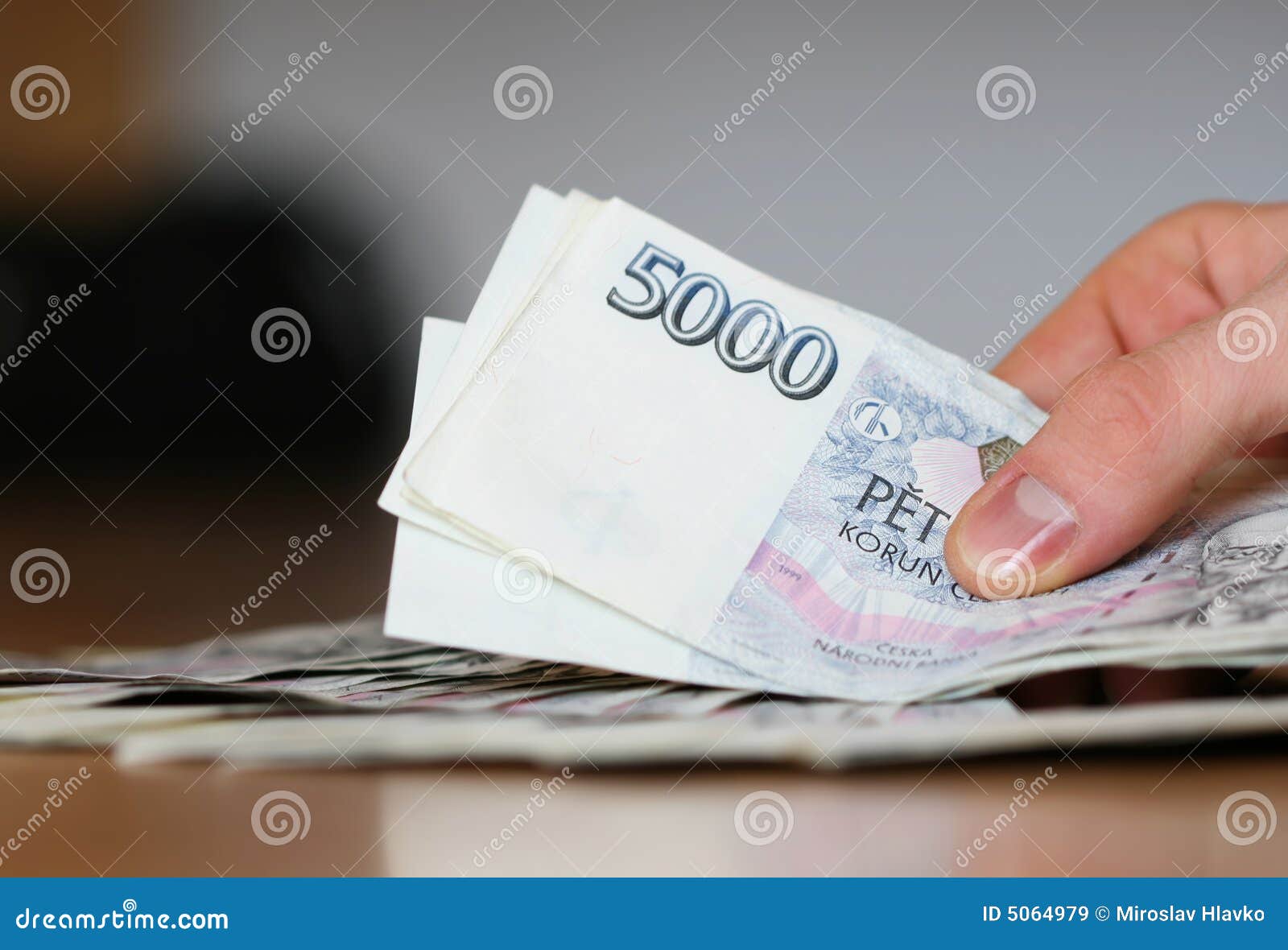 Betaling voor contant geld stock afbeelding. Image of betaal - 5064979