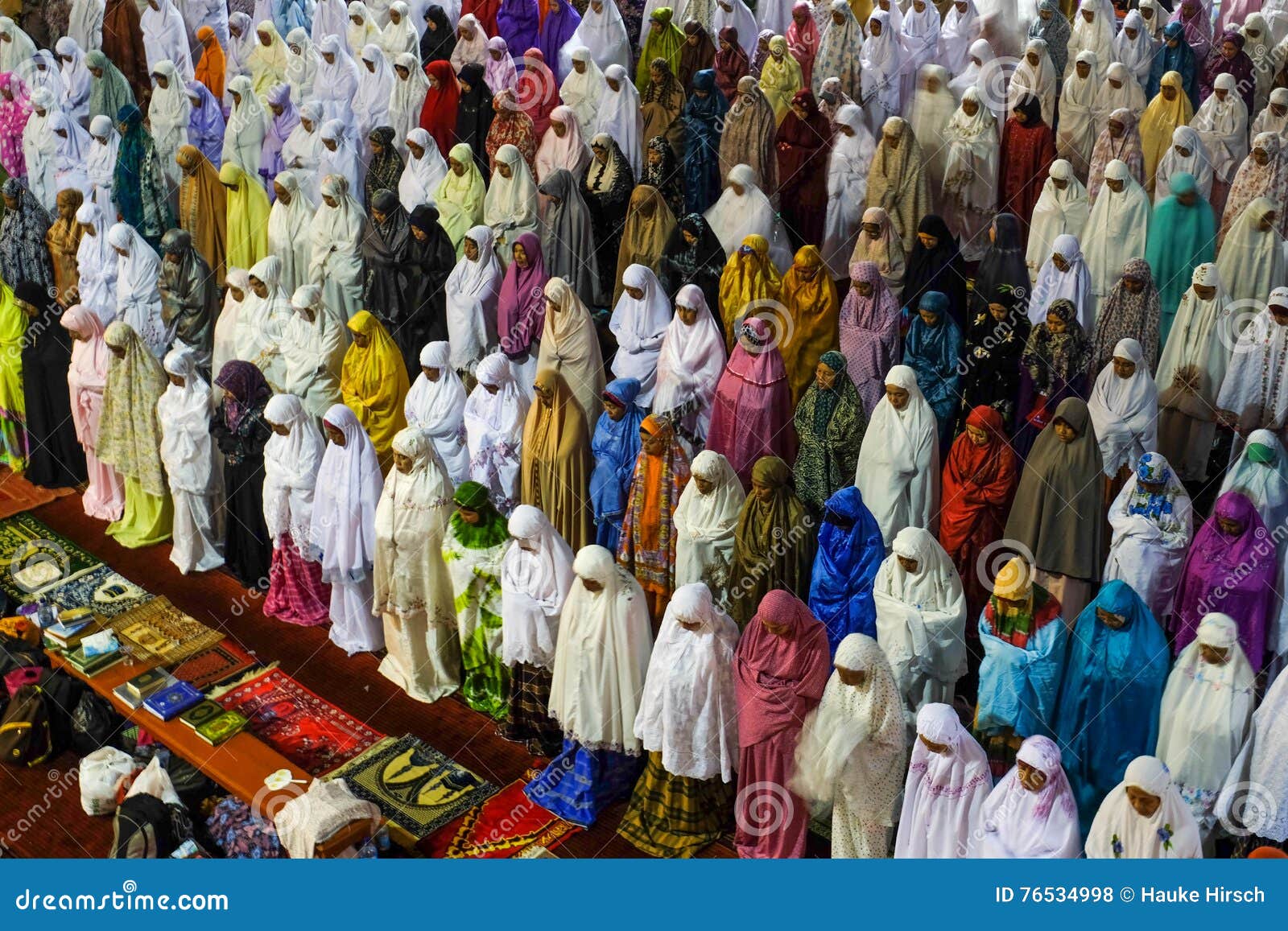 Betende Moslems redaktionelles stockfoto. Bild von leute - 76534998