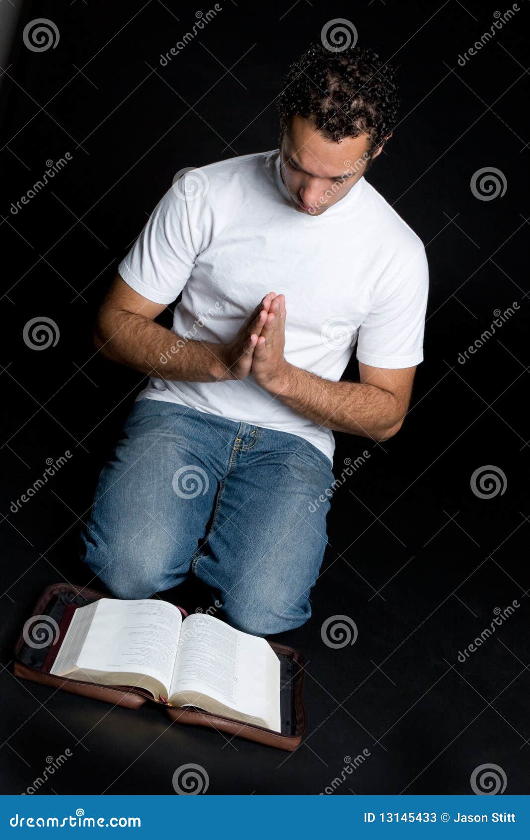 Betender Bibel-Mann stockbild. Bild von hintergrund, männer - 13145433 Betender Bibel-Mann stockbild. Bild von hintergrund, männer - 13145433