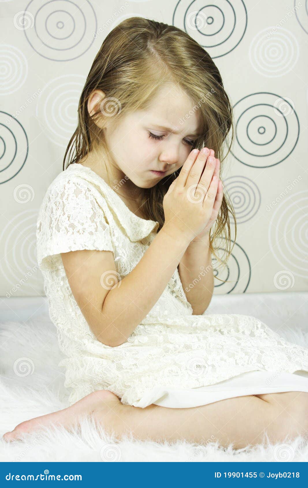 Betendes Kind stockbild. Bild von christ, spitze, betet - 19901455