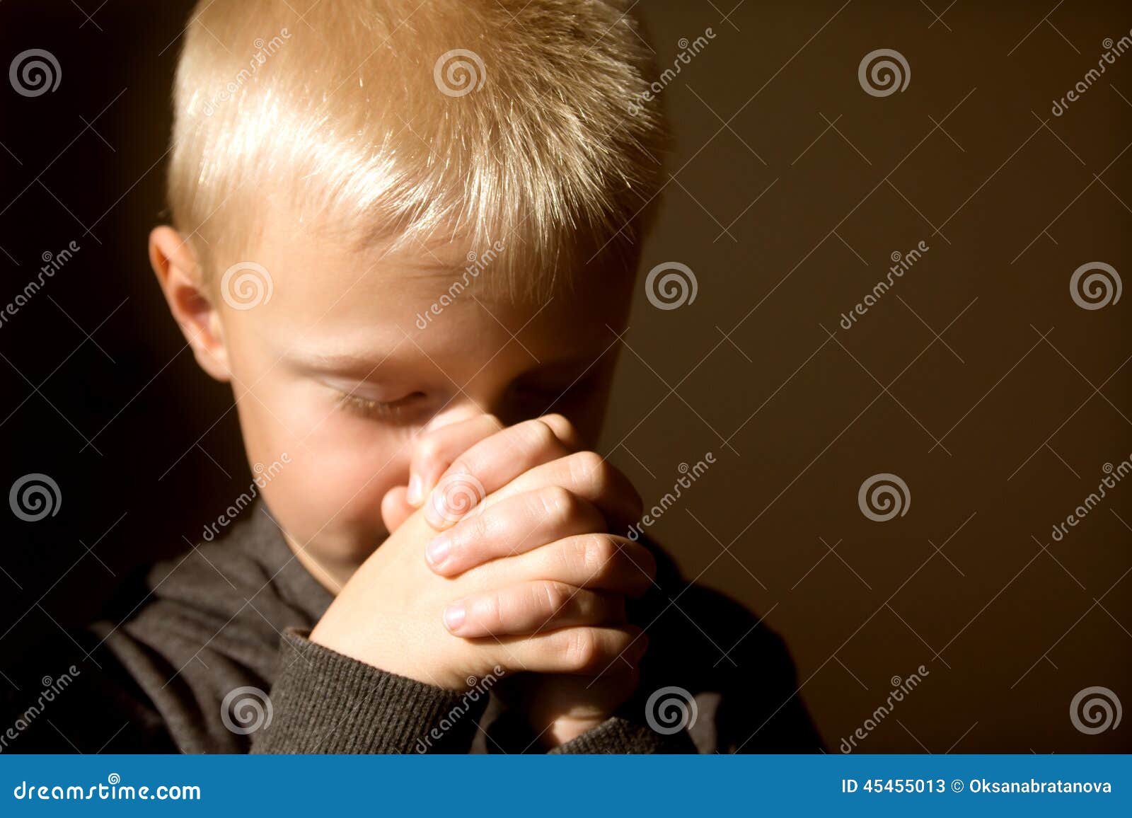 Betendes Kind stockbild. Bild von zicklein, schönheit - 45455013